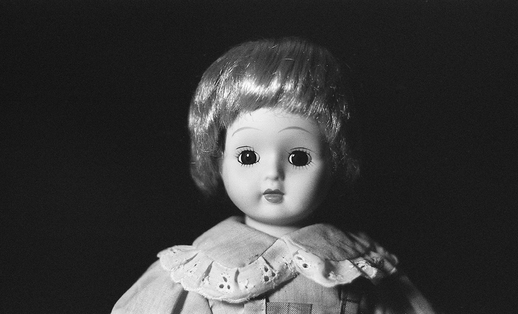 Still life with a doll – Monochromia