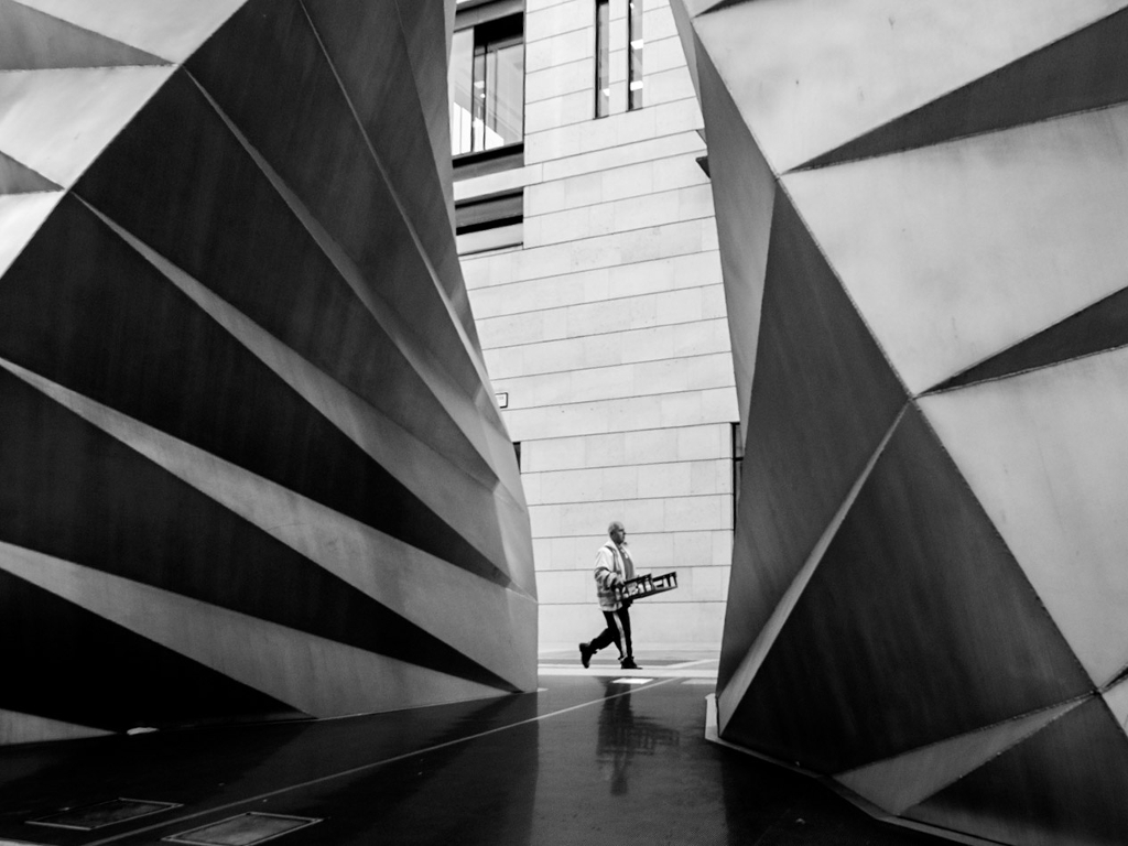 Morning Delivery – Monochromia